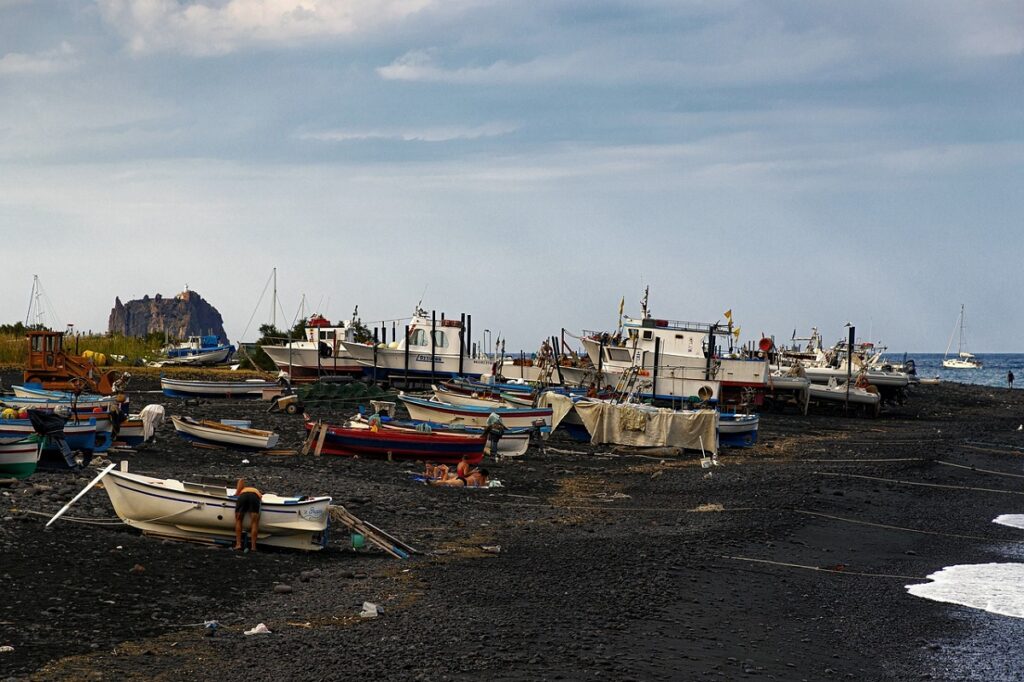 Cosa fare e visitare a Stromboli, come arrivarci, cosa mangiare e cosa ...